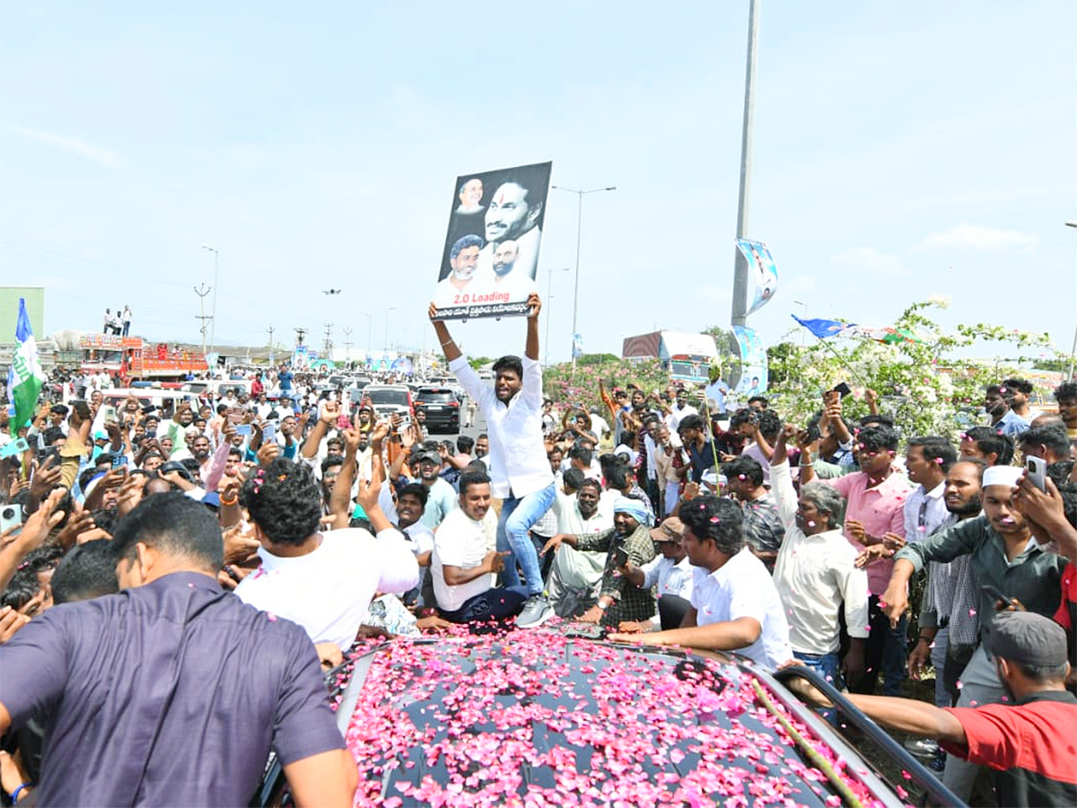 అభిమానం పోటెత్తి.. జై జగన్‌ అని చెయ్యెత్తి జైకొట్టి (ఫొటోలు) | YS Jagan Consoles Nagamalleswara ...